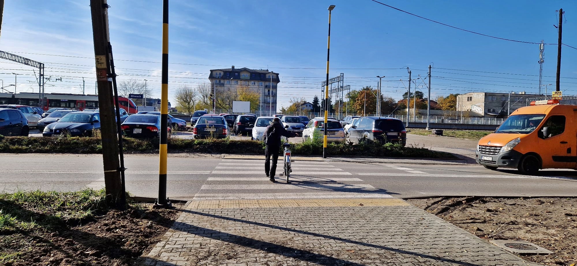 Nowe pasy dla pieszych i ścieżka rowerowa przy PKP Otwock [FOTO]
